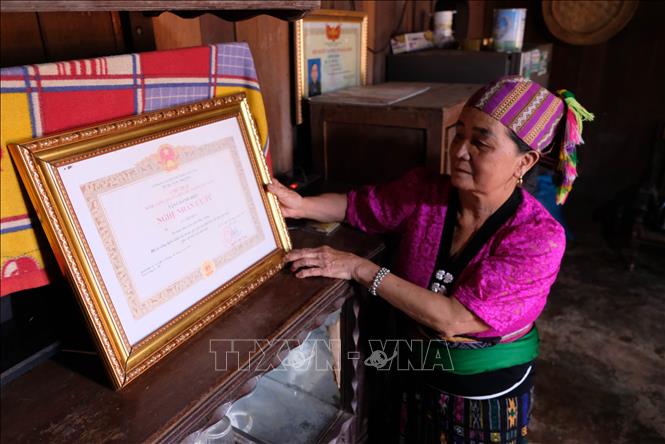 Female artisan upholds traditional weaving craft in Lam Dong - VNA ...