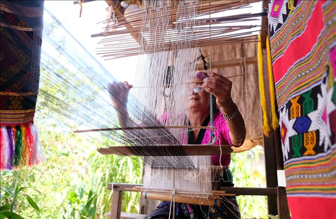 Female artisan upholds traditional weaving craft in Lam Dong - VNA ...