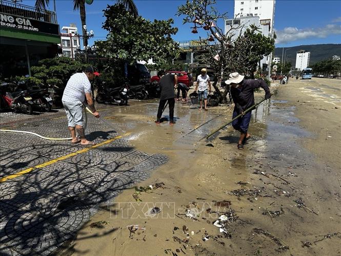 Đà Nẵng khẩn trương dọn vệ sinh môi trường biển do ảnh hưởng bão 13 gây ...