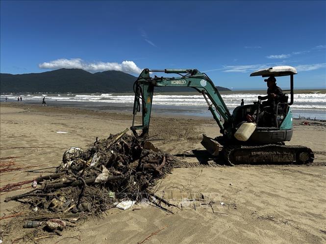 Đà Nẵng khẩn trương dọn vệ sinh môi trường biển do ảnh hưởng bão 13 gây ...