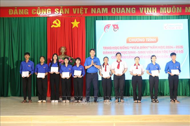 Đắk Lắk tuyên dương học sinh, sinh viên đạt nhiều thành tích trong học ...