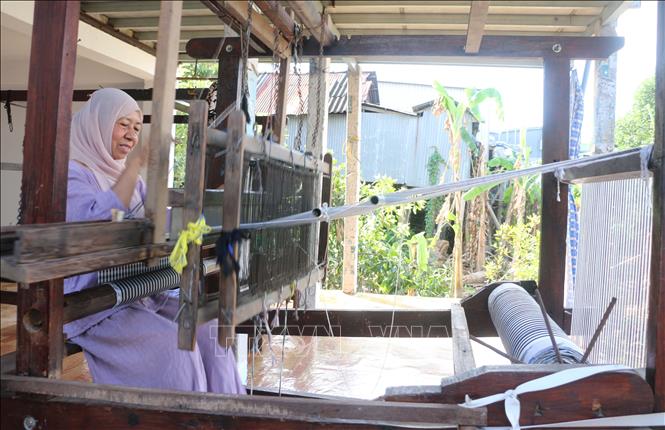 Traditional brocade weaving craft of Cham people - VNA Photos - Vietnam ...