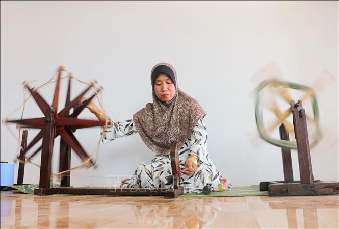 Traditional brocade weaving craft of Cham people - VNA Photos - Vietnam ...