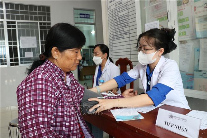 Vĩnh Long: Khám chữa bệnh và tặng quà hộ chính sách, người nghèo dịp ...