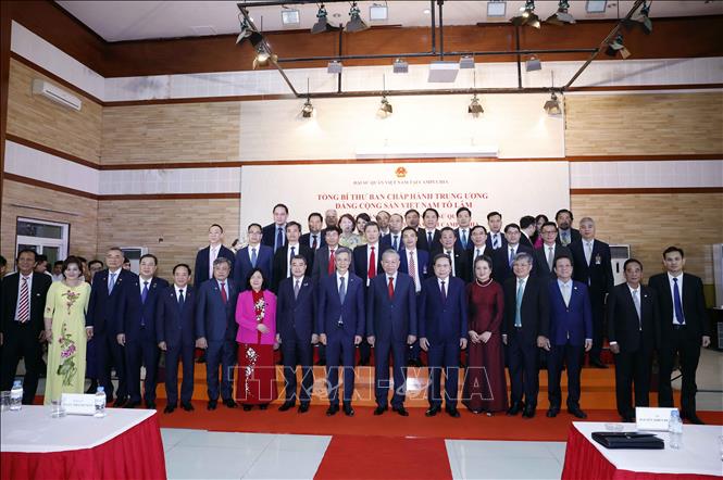 Party General Secretary meets with Vietnamese community in Cambodia ...