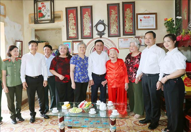 Senior Party official pays tribute to fallen heroes in Dien Bien ...