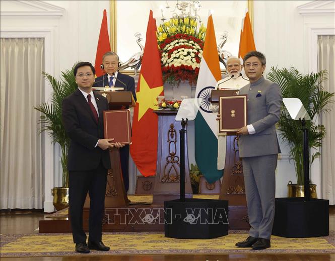 Vietnamese, Indian leaders witness exchange of various deals, meet with ...