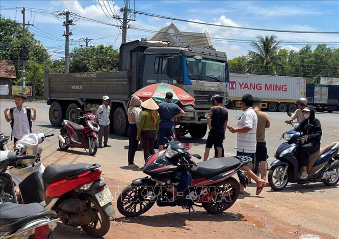 Xe Ben va chạm xe máy, 2 người thương vong - Ảnh thời sự trong nước ...