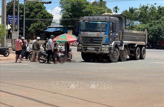Xe Ben va chạm xe máy, 2 người thương vong - Ảnh thời sự trong nước ...