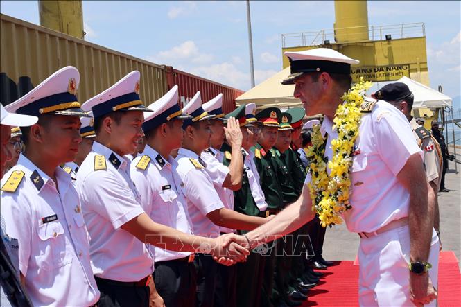 Canadian Navy ship pays friendship visit to Da Nang - VNA Photos ...