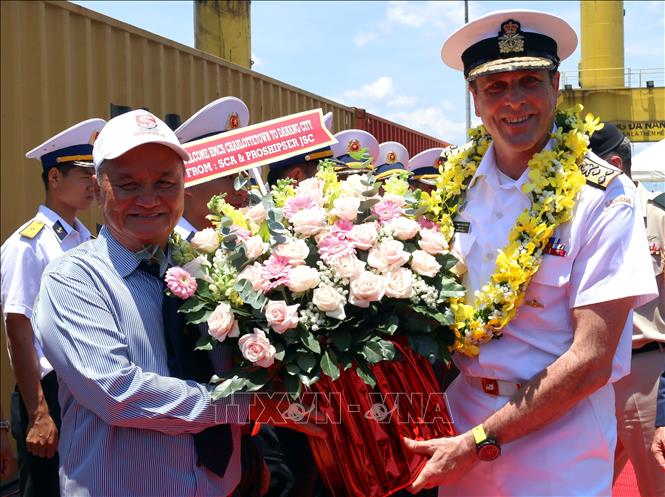 Canadian Navy ship pays friendship visit to Da Nang - VNA Photos ...
