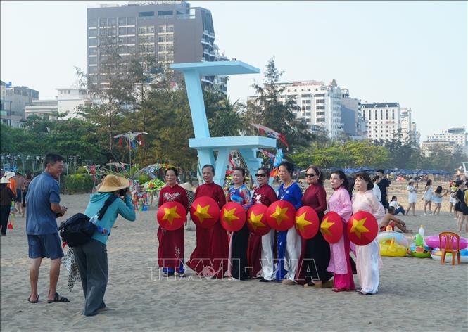 Hàng nghìn người dân và du khách đổ ra các bãi biển ở Thanh Hóa tránh ...
