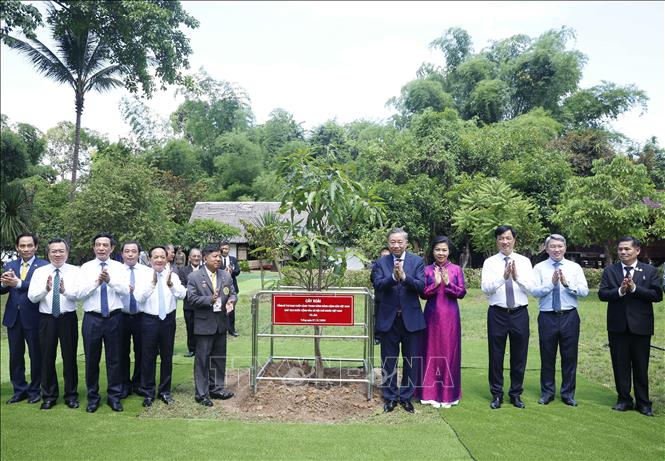 Top Vietnamese leader pays tribute to President Ho Chi Minh in Thailand ...