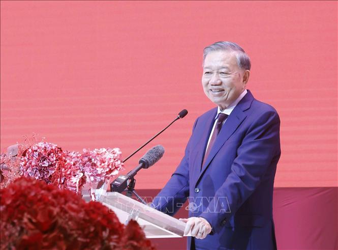 Top Vietnamese leader meets Vietnamese community in Thailand - VNA ...