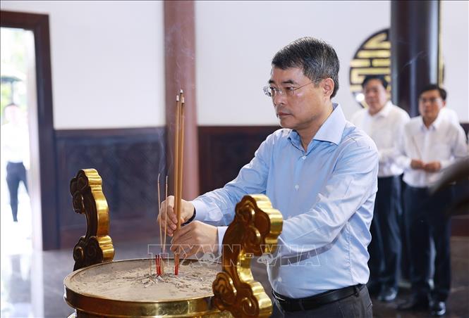PM offers incense to President Ho Chi Minh’s father in Dong Thap - VNA ...