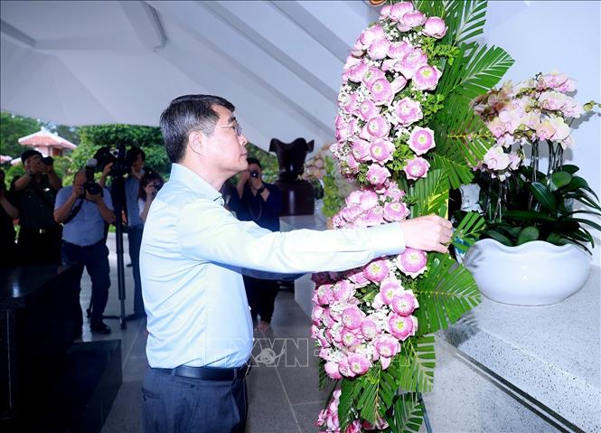PM offers incense to President Ho Chi Minh’s father in Dong Thap - VNA ...