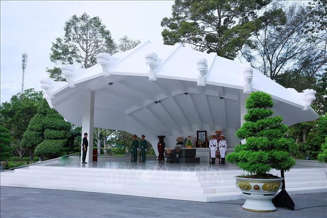 PM offers incense to President Ho Chi Minh’s father in Dong Thap - VNA ...