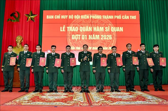Bộ đội Biên phòng Cần Thơ trao quyết định thăng quân hàm sĩ quan đợt 1 ...