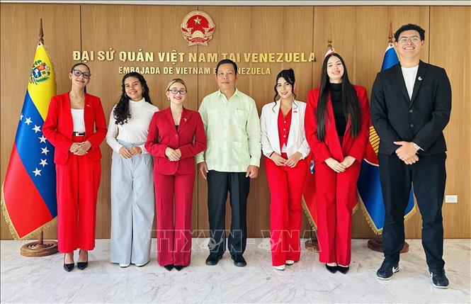 Thế hệ trẻ Venezuela kính trọng và ngưỡng mộ vị lãnh tụ vĩ đại của dân ...