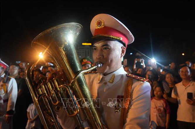 Lần đầu tiên diễn ra chương trình quân nhạc và diễu hành đường phố tại ...