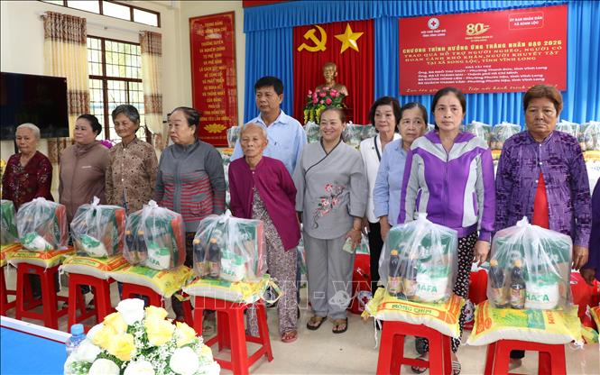 Vĩnh Long trao 300 phần quà cho hộ nghèo, hộ khó khăn - Ảnh thời sự ...