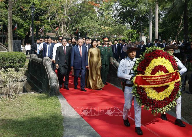 Top Vietnamese leader, spouse pay floral tribute to President Ho Chi ...