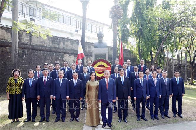 Top Vietnamese leader, spouse pay floral tribute to President Ho Chi ...