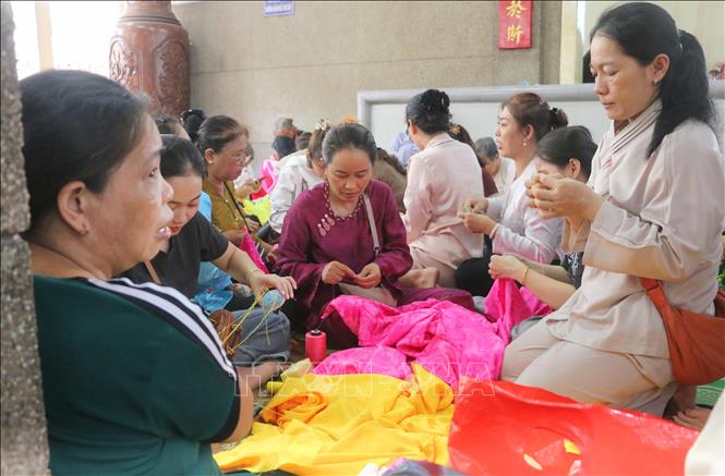 An Giang: Hơn 400 người cùng may áo dâng Bà Chúa Xứ núi Sam - Ảnh thời ...