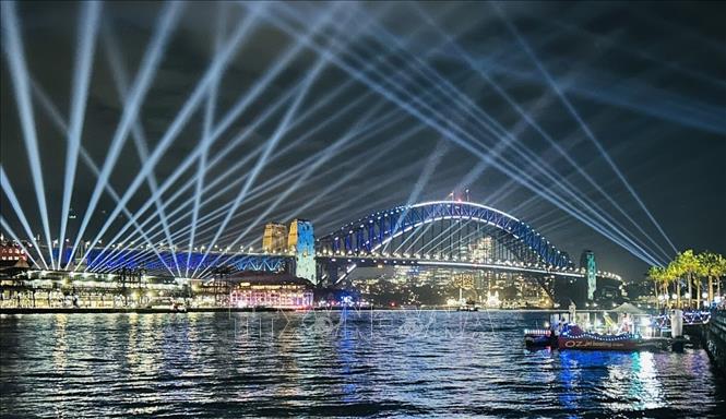 Lung linh sắc màu lễ hội ánh sáng Vivid Sydney 2026 - Ảnh thời sự quốc ...