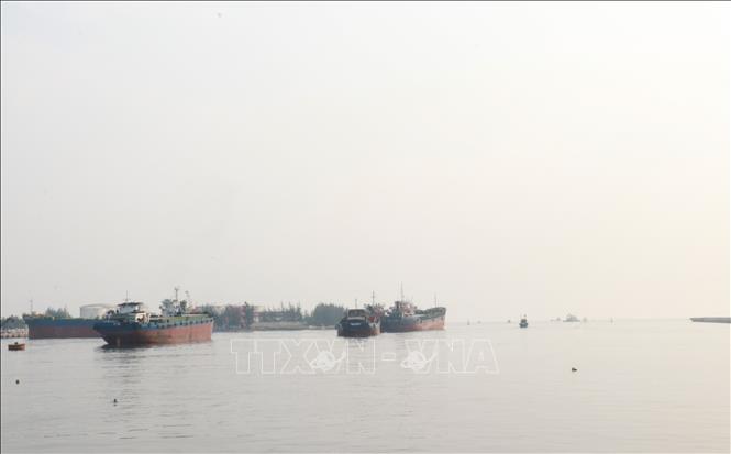 Luồng lạch Cửa Việt (Quảng Trị) bị bồi lấp gây khó khăn cho ngư dân ...