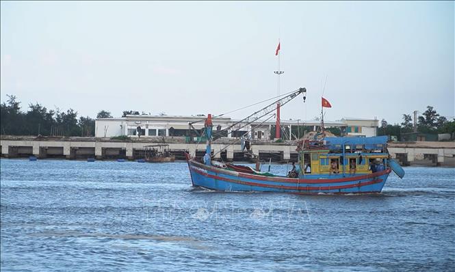 Luồng lạch Cửa Việt (Quảng Trị) bị bồi lấp gây khó khăn cho ngư dân ...