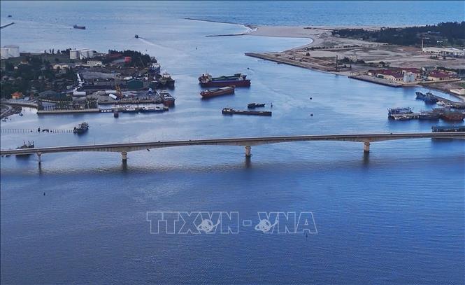 Luồng lạch Cửa Việt (Quảng Trị) bị bồi lấp gây khó khăn cho ngư dân ...
