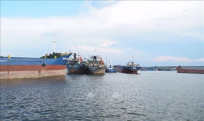 Luồng lạch Cửa Việt (Quảng Trị) bị bồi lấp gây khó khăn cho ngư dân ...