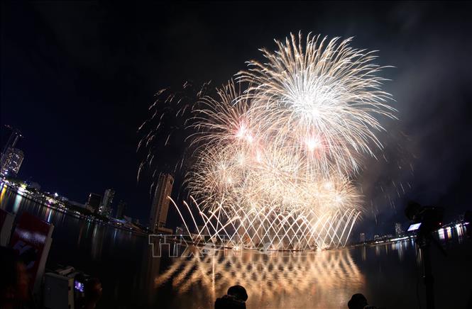 Da Nang International Fireworks Festival: French and Vietnamese ...