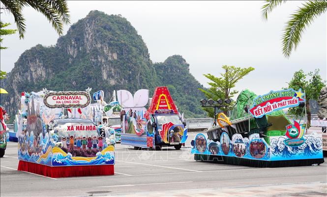 Quang Ninh hosts over 10 million visitors in five months - VNA Photos ...