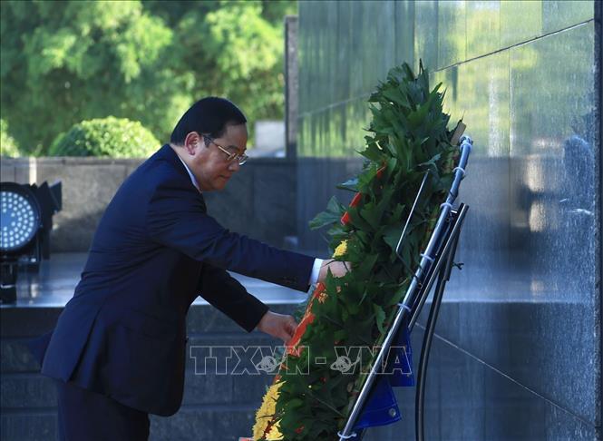 Lao PM pays respect to President Ho Chi Minh, Vietnamese martyrs in ...