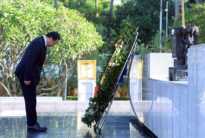 Lao PM pays respect to President Ho Chi Minh, Vietnamese martyrs in ...