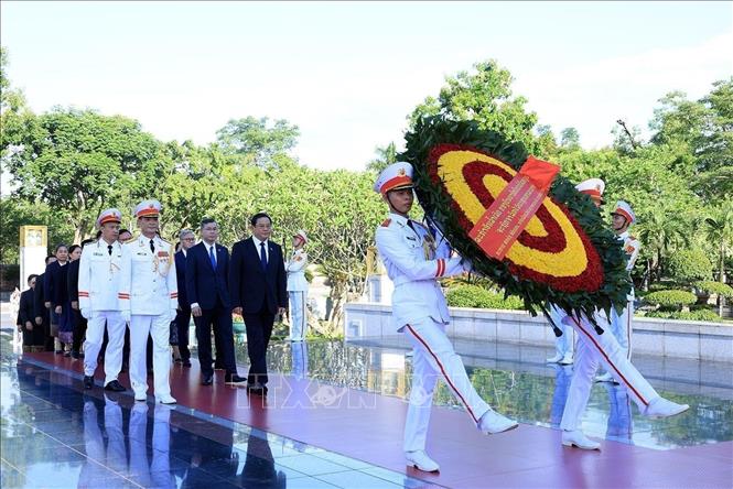 Lao PM pays respect to President Ho Chi Minh, Vietnamese martyrs in ...
