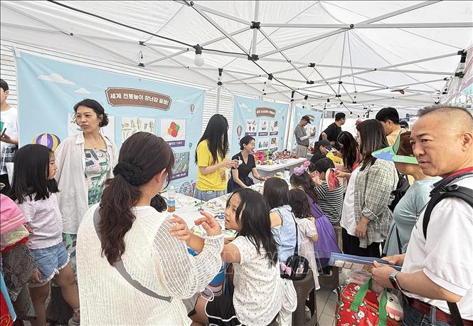 Vietnam's booth draws crowds at Seoul world food festival - VNA Photos ...