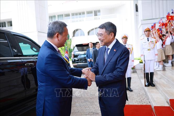 Cambodian PM arrives in Hanoi for official visit, ASEAN Future Forum ...