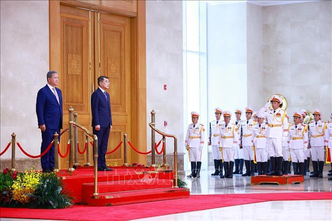 Cambodian PM arrives in Hanoi for official visit, ASEAN Future Forum ...