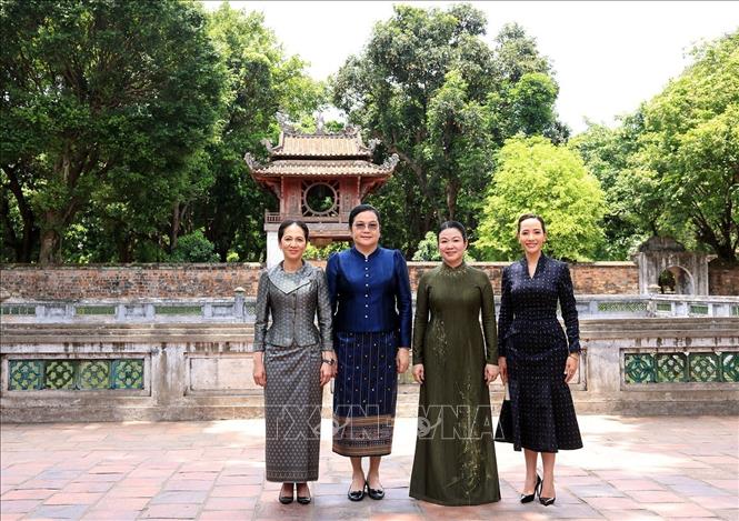 Spouses of Vietnamese, Lao, Cambodian, Thai PMs tour Hanoi’s Temple of ...