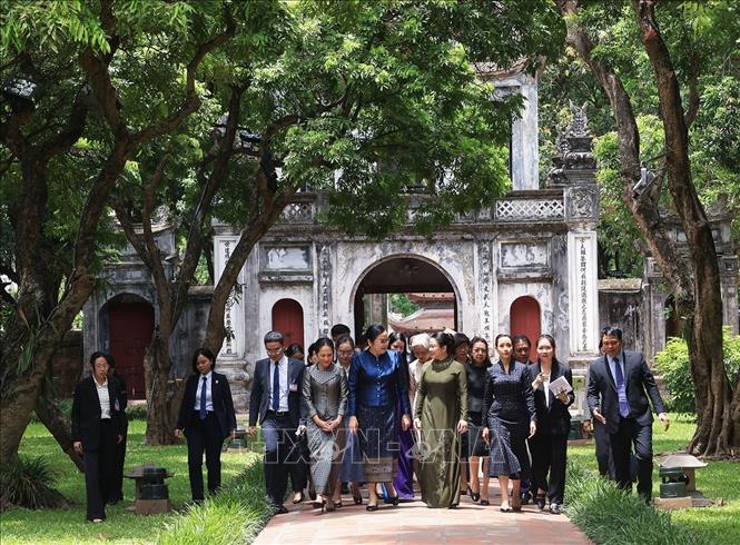 Spouses of Vietnamese, Lao, Cambodian, Thai PMs tour Hanoi’s Temple of ...