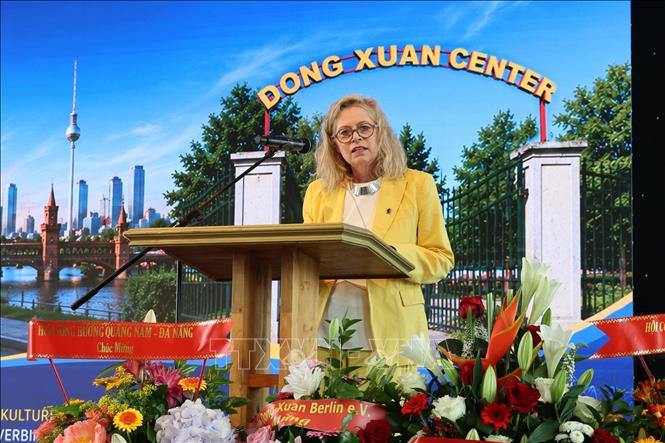 Bến tàu “Herzbergstr./Dong-Xuan" - Dấu ấn Việt Nam trên bản đồ giao ...