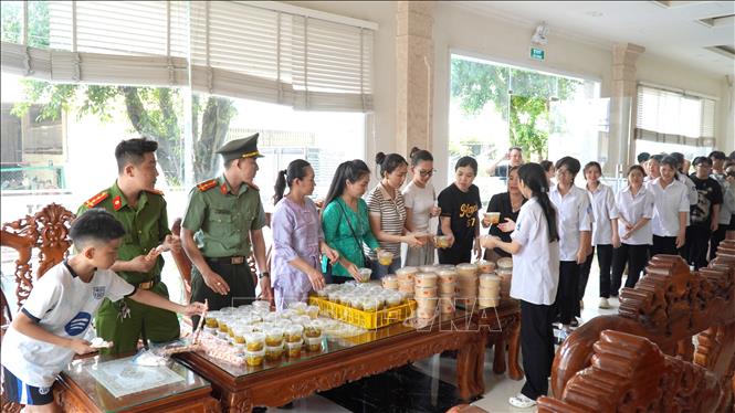 An Giang: 1.800 suất ăn hỗ trợ thí sinh từ vùng hải đảo vào đất liền ...