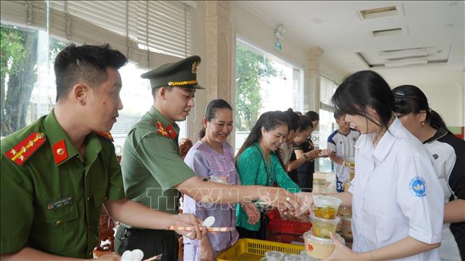 An Giang: 1.800 suất ăn hỗ trợ thí sinh từ vùng hải đảo vào đất liền ...