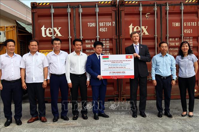 Belarus donates relief supplies to disaster-affected residents in Quang ...