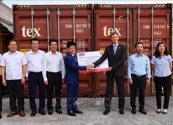 Belarus donates relief supplies to disaster-affected residents in Quang ...
