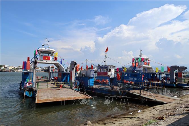 Những chuyến phà nối liền xã đảo Tam Hải (Đà Nẵng) với đất liền - Ảnh ...