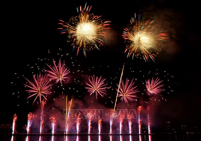 DIFF 2-26: Japan, Italy offer spectacular fireworks "feast" in rain ...